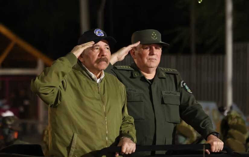 Dictadura de Daniel Ortega hace que general del Ejército, “le jure ...