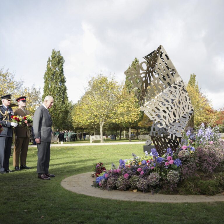 Reino Unido inaugura monumento para honrar a militares LGBTQ ...
