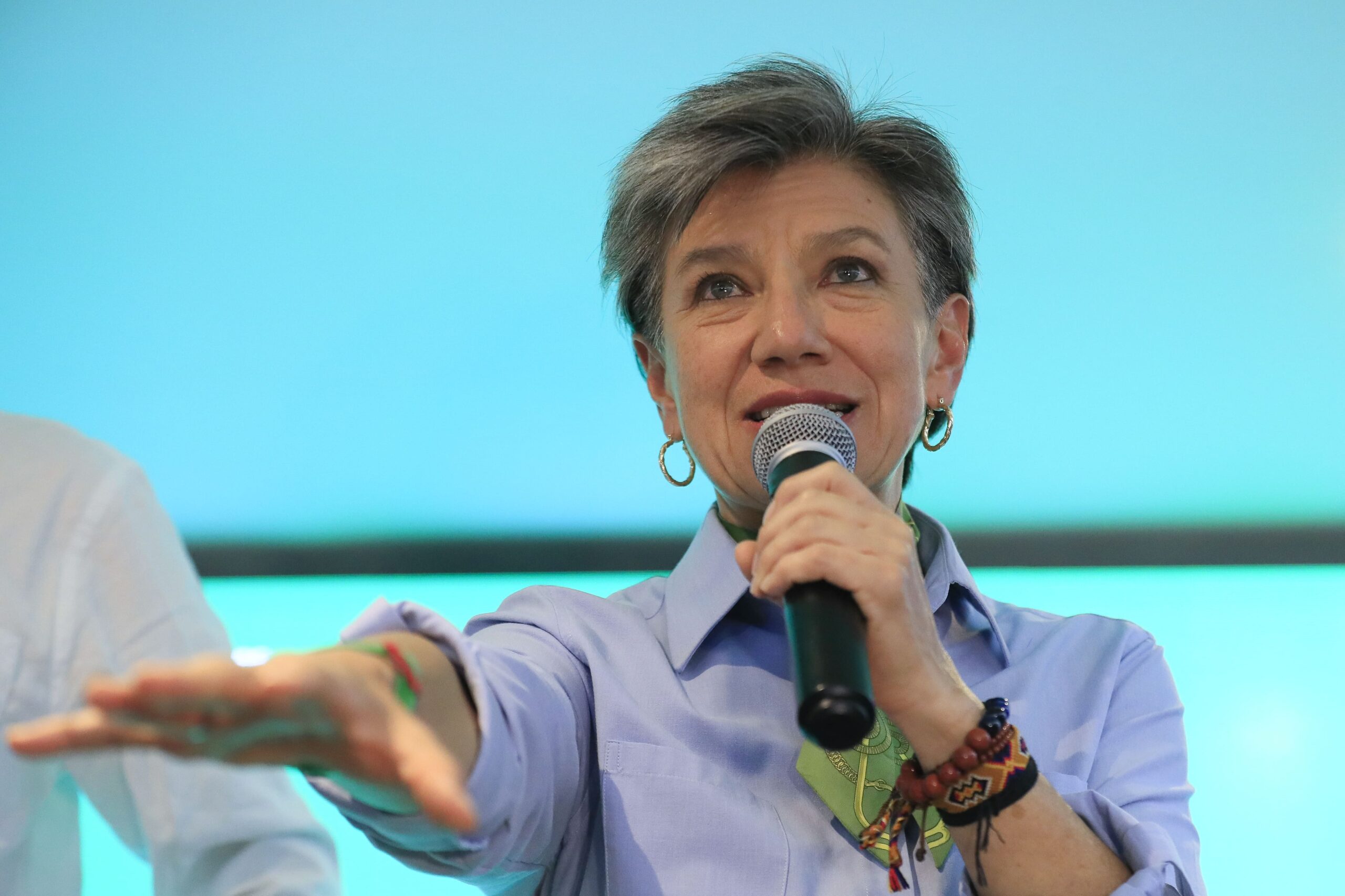 Claudia López es elegida candidata presidencial del centro en Colombia ...